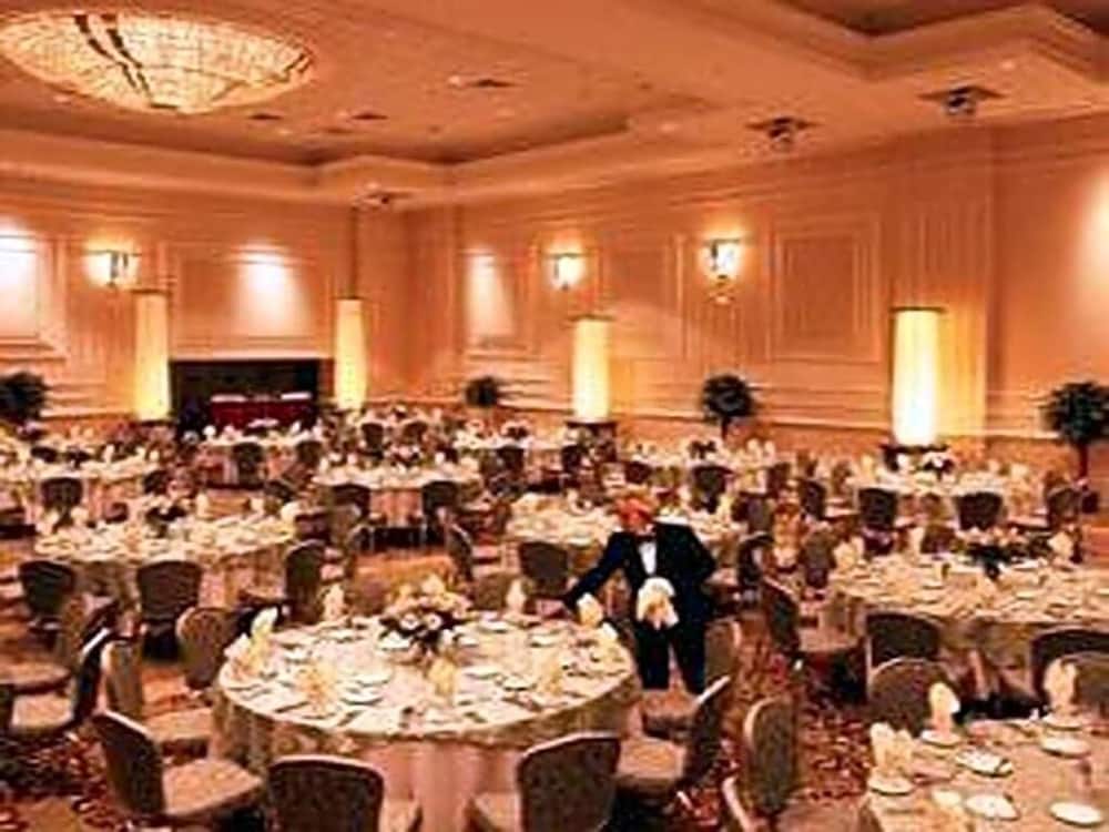 Grand Pequot Tower at Foxwoods in Mashantucket | Best Rates & Deals on ...