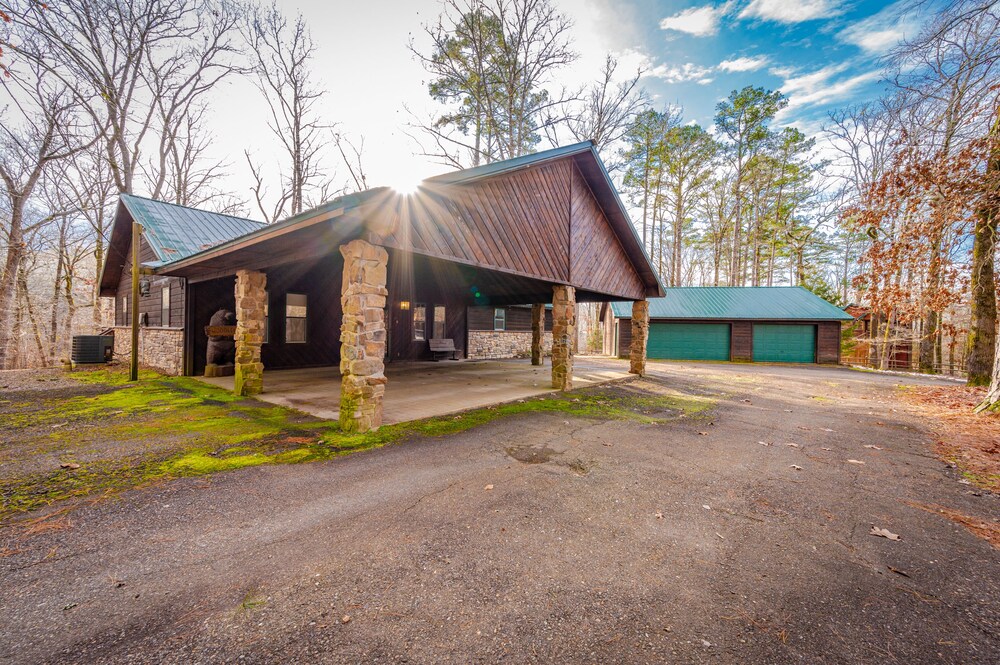 "Wooglin" Hot Tub, Play set, fire pit, Lots Of Outdoor Space ...