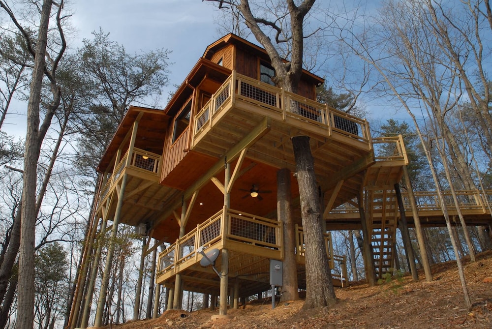 Canopy Blue Luxury Treehouse *hot tub, fire pit, swing bed, amazing ...