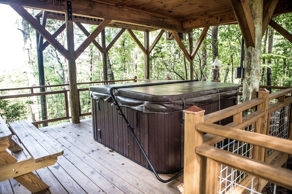 Canopy Blue Luxury Treehouse *hot tub, fire pit, swing bed, amazing ...