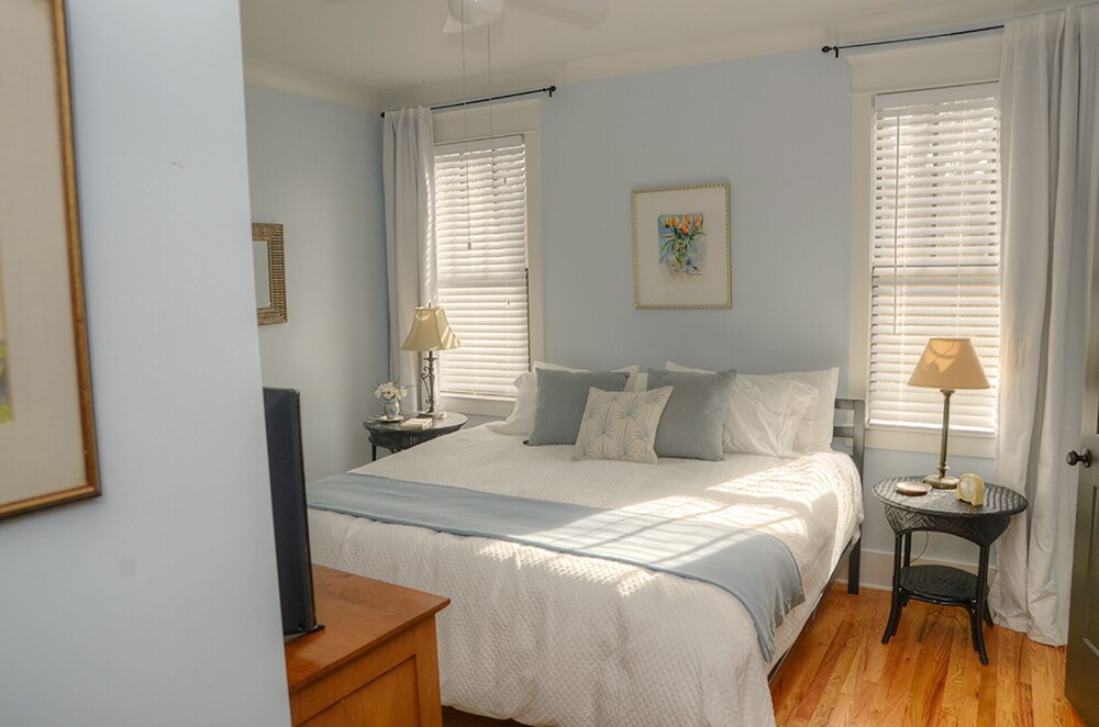 12 South luxury guest cottage offers comfort and a great location ...