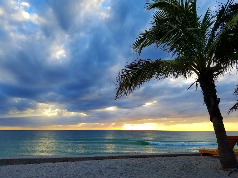 30 Seconds to Beach Path! Outdoor Tiki Bar w/ TV! Kayaks, SUP's, Bikes ...
