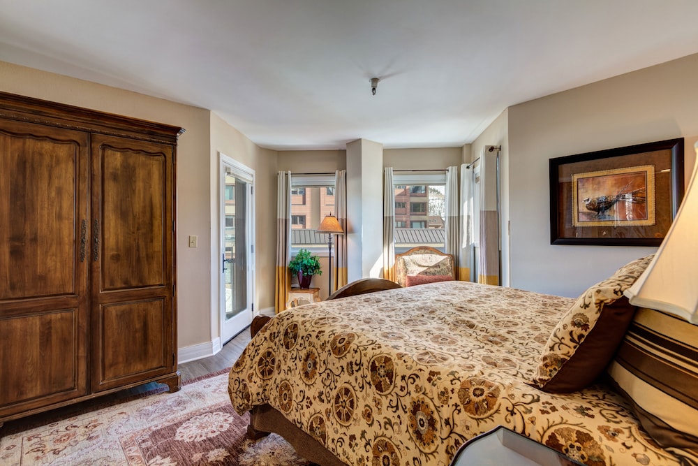 LUXURY CONDO, 30 YARDS TO LIFT, STEPS TO MAIN ST. BEST LOCATION, SLEEPS ...