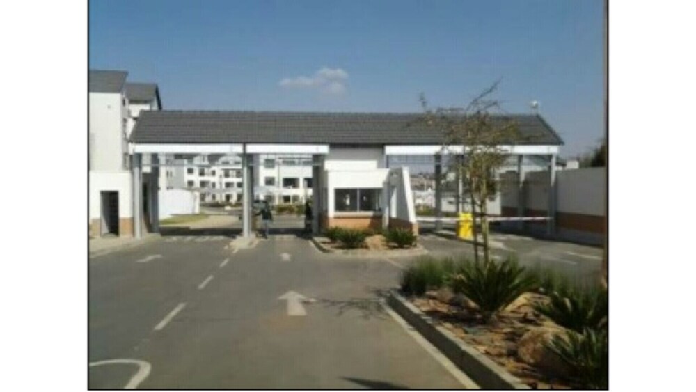 A Modern and Relaxed Condo in the leafy suburb of Dainfern ...