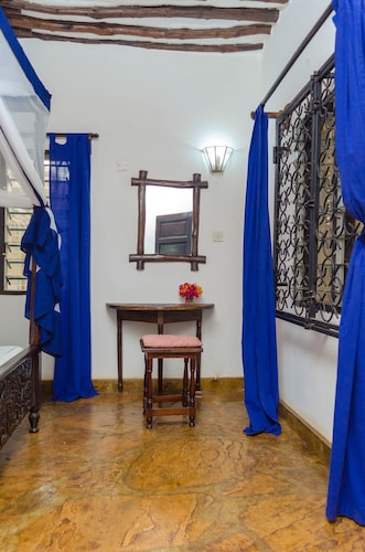 Spacious Diani Villa, Superb Staff, Four Bedrooms - Diani Beach