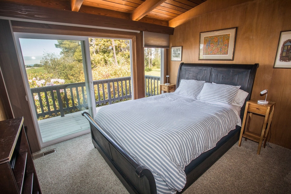 The Fish House - Midcentury Modern - Walk to Beach - Cleone | Vrbo