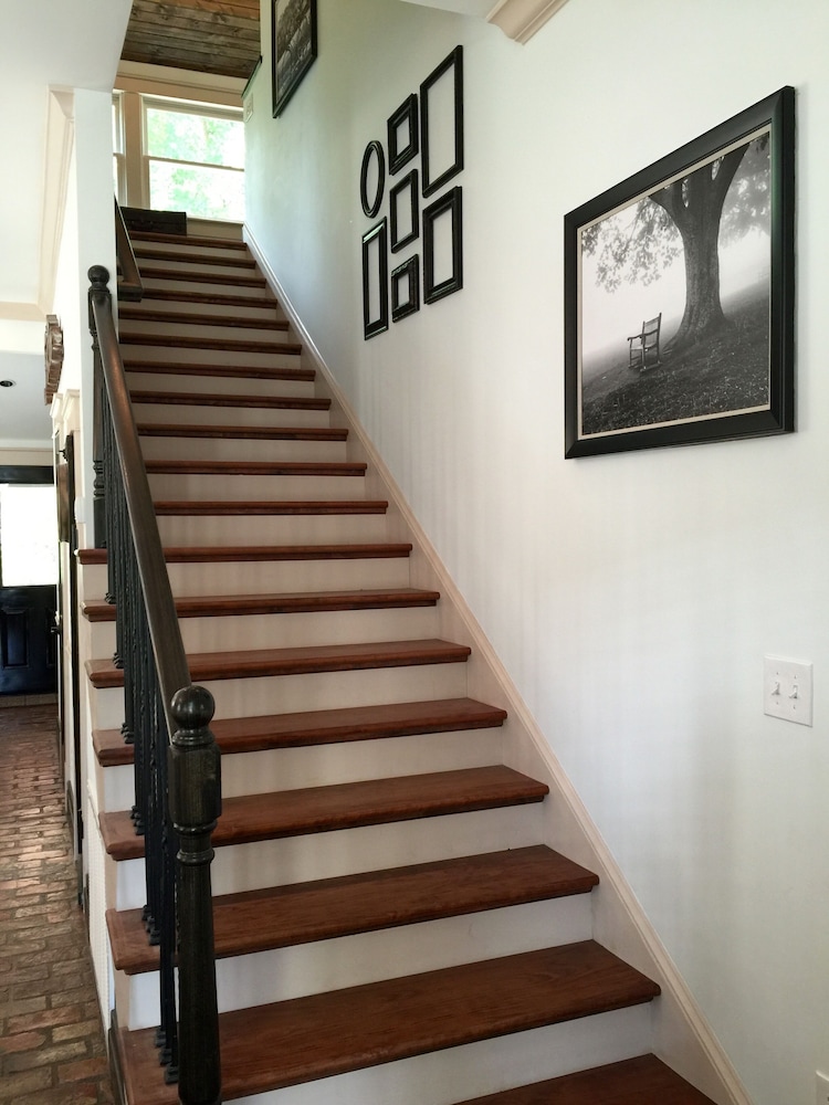 Gorgeous interior, walk to downtown, amazingly renovated historic 1901 ...