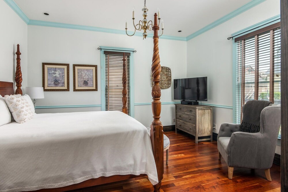 Gorgeous interior, walk to downtown, amazingly renovated historic 1901 ...