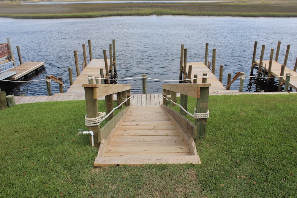 Cozy Waterfront Home! 2BR/2BA Large covered deck*fishing dock*floating ...