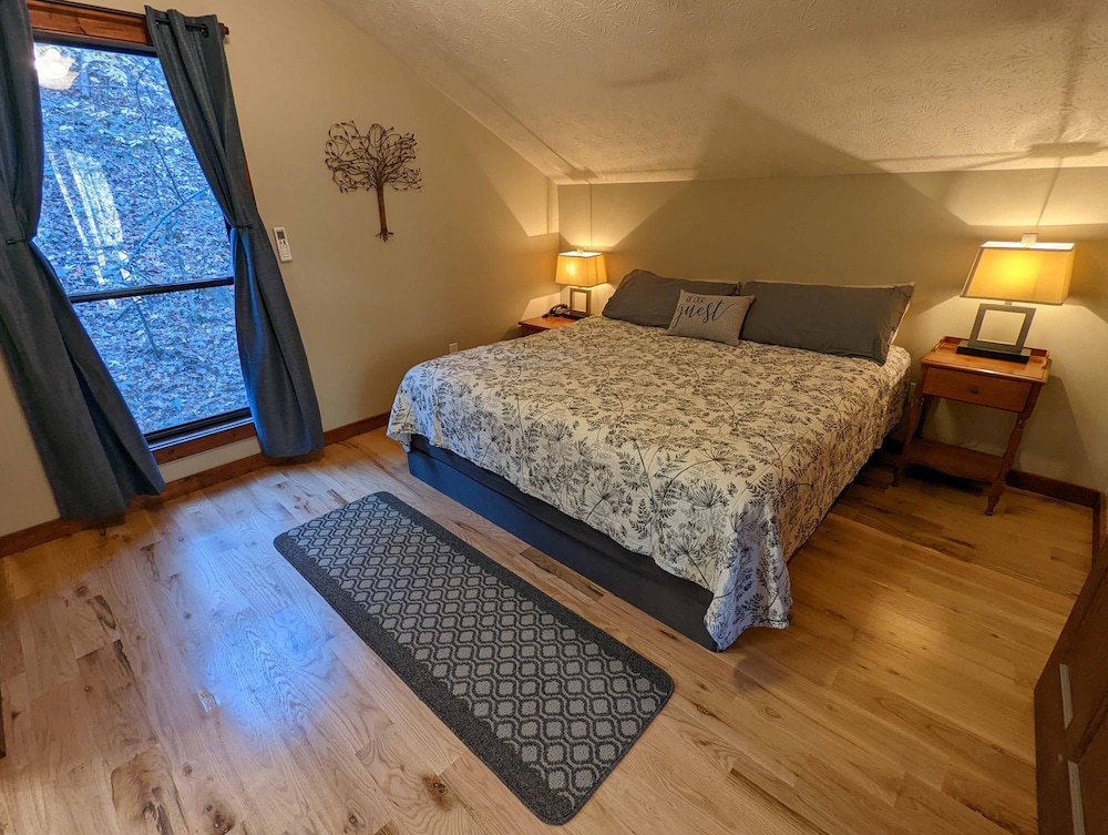 Faldne blade på floden, Riverfront Cabin - Utrolig udsigt - Gilmer ...