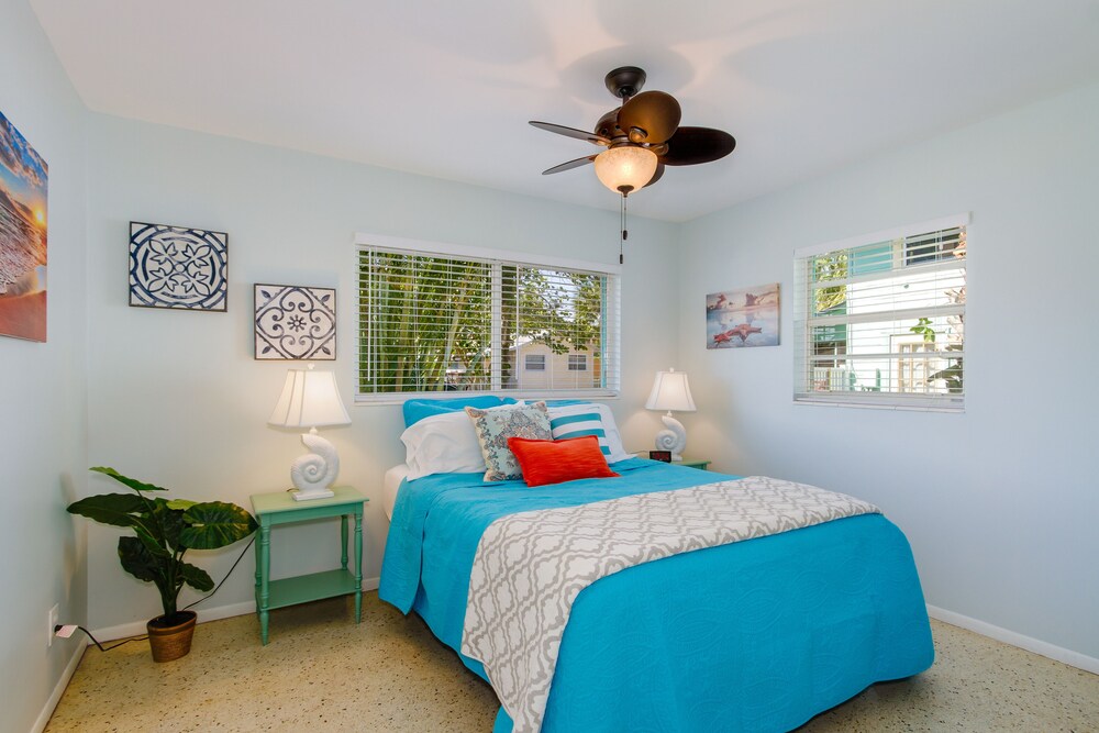 Newly Renovated🌴Mango Villa - Steps away from beach/ private heated ...