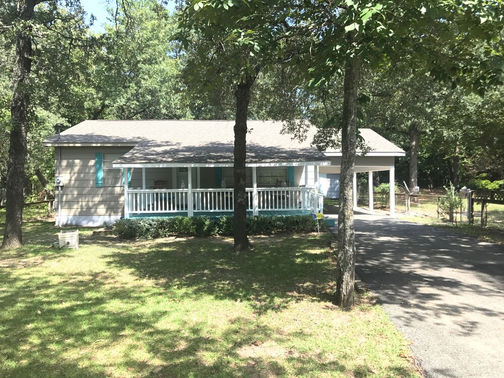 Callender Lake Cabin near Canton Trade Days and Artsy Edom,TX - Van ...