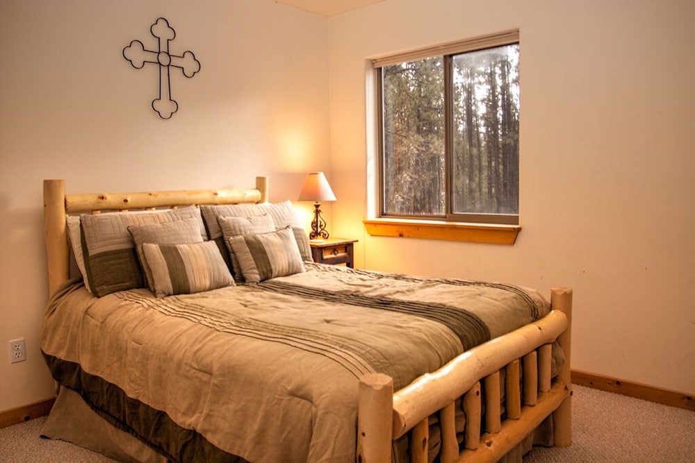 Angel Fire Chalet Nestled in the Pines, convenient to Ski and Golf w ...