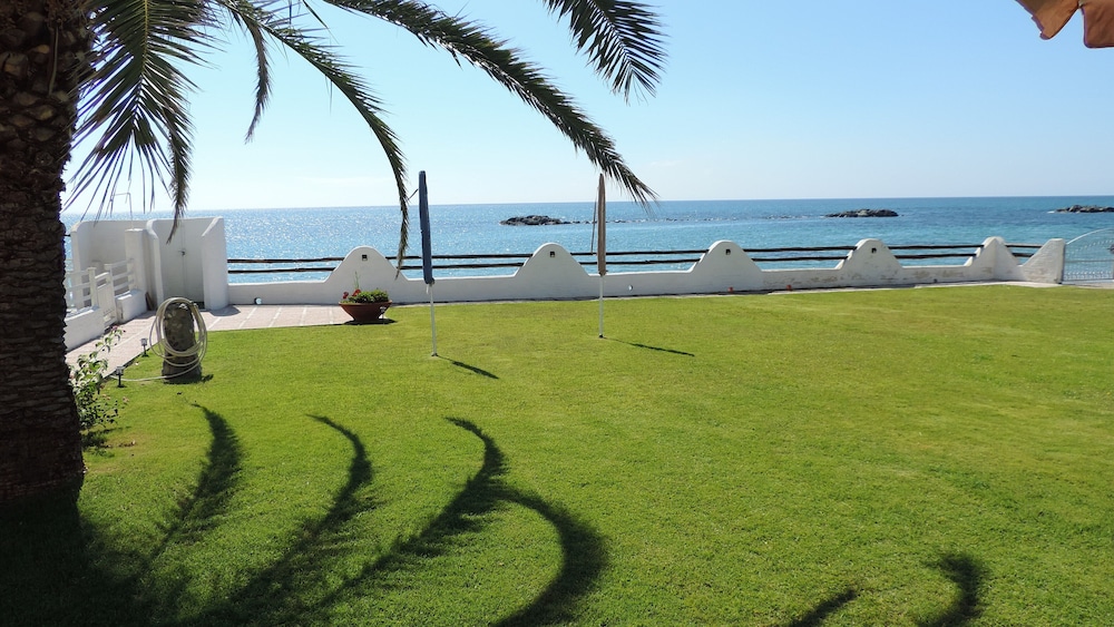 Beach house with private entrance on the beach. - Porto Columbu - Perd ...