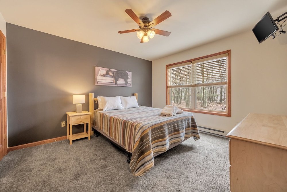 "Snowcap" Lake/ Beach Access, 7 Bedroom Lodge, Sound System, Gas ...