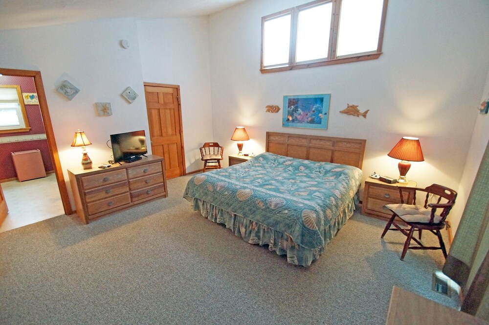 CH103- Waterfront! 3 Bedrooms (1 Master), Comm. Pool and Sound-Front ...