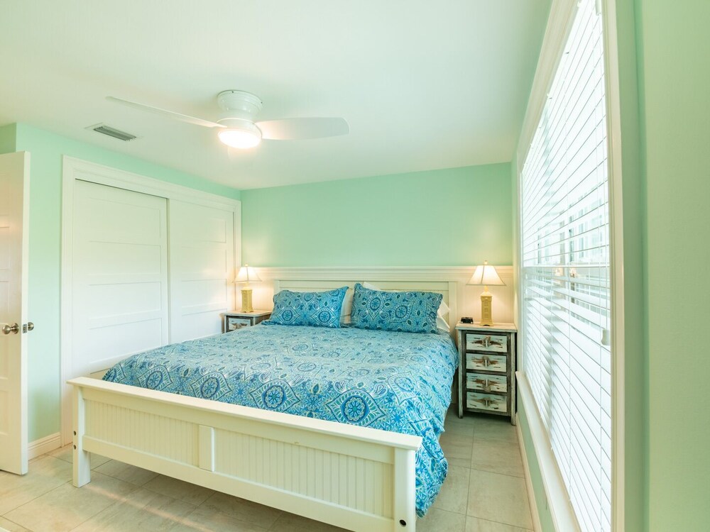Cozy Cottage for 4 located steps from the beach. Heated Pool in private ...