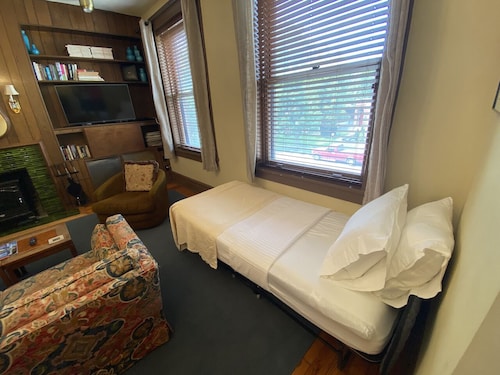 Schreiber Suite: Mid-century Modern Comfort - St. Louis, MO