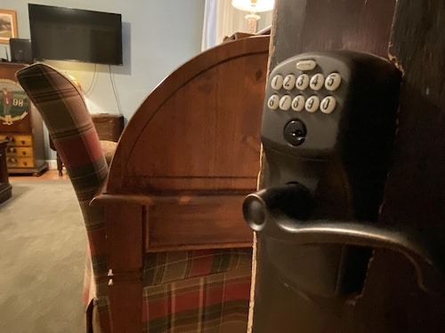 Bennett: Intimate Studio On Mcpherson At Euclid - Saint Louis, MO