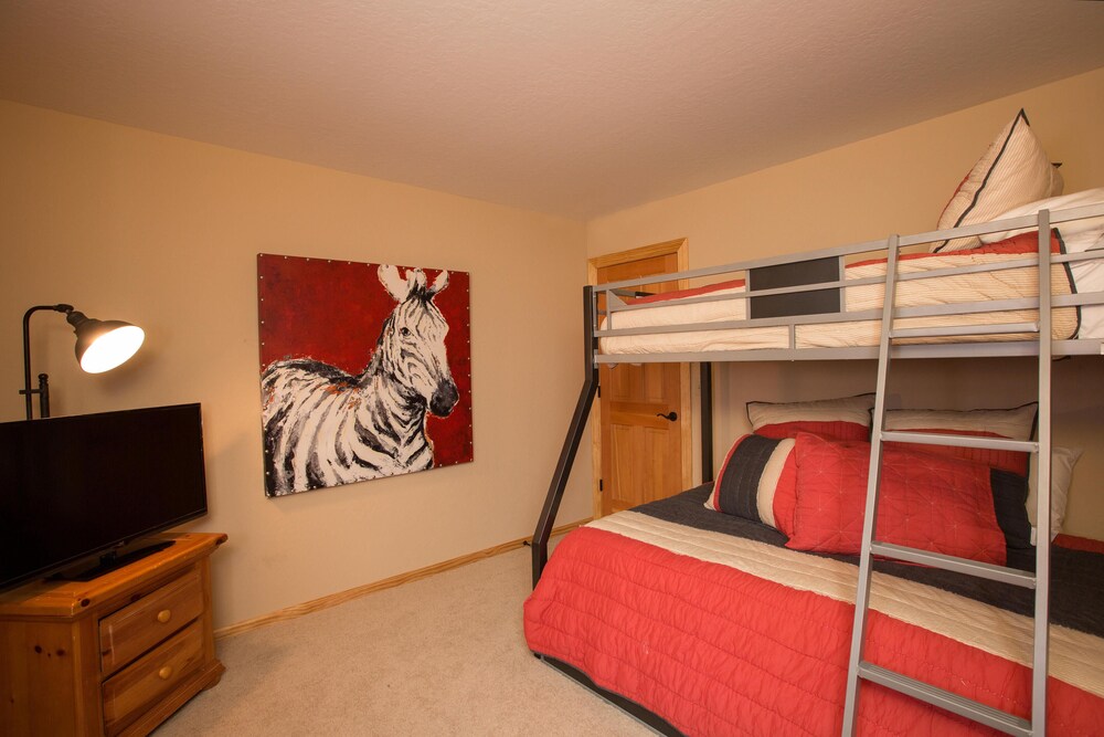 St.Bernard by Tahoe Getaways - Tahoe Donner w Hot Tub + HOA - Tahoe ...