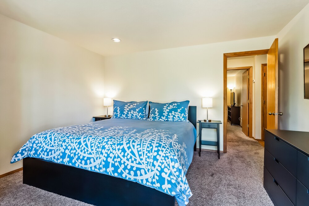 Renovated Lodge with Private Hot Tub, SHARC Passes, and Shared Pool ...