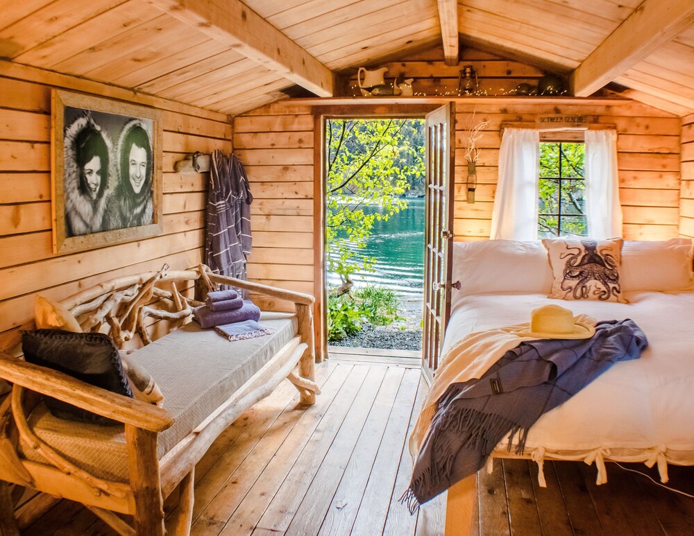 Pioneer Cabin, Stunning Views, Glacier, Park, Kayaks, Fishing, Bear ...
