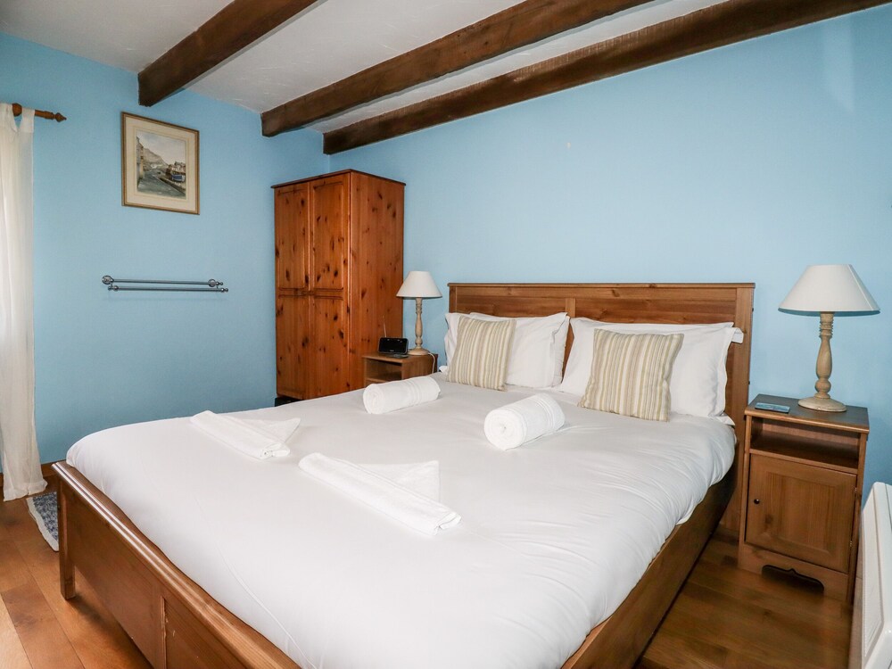 4 MOWHAY COTTAGES, pet friendly, with open fire in Gorran Haven - St ...