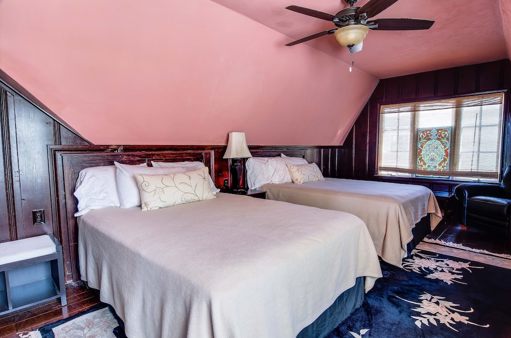 Storybook Beach House 2 blocks from the Beach or Mission Bay with Pool ...