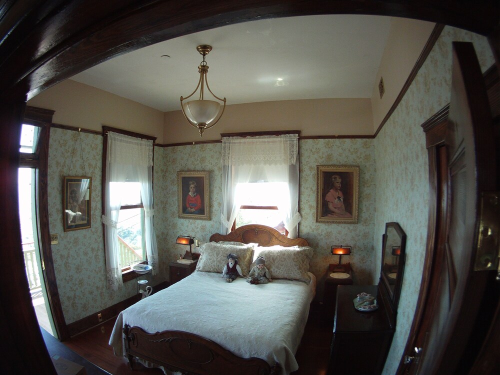 THE JOHN RIORDAN HOUSE. BUILT 1898. VACANT, BURIED FOR 60 YEARS ...