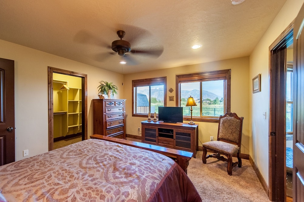 Within Minutes Of BYU, Temples, Skiing Sleeps 18 - Vineyard | Vrbo