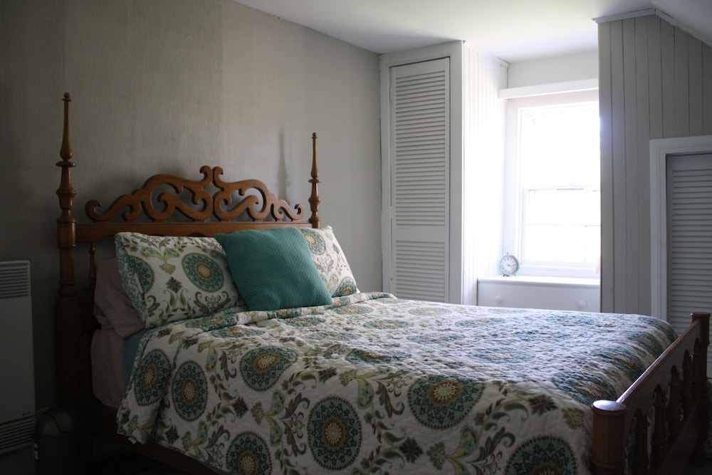 The Shipbuilder's Cottage-Two Century Old Charm - West Quaco | Vrbo