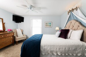 Book Looking Glass Beachfront Inn in Grand Haven | Hotels.com