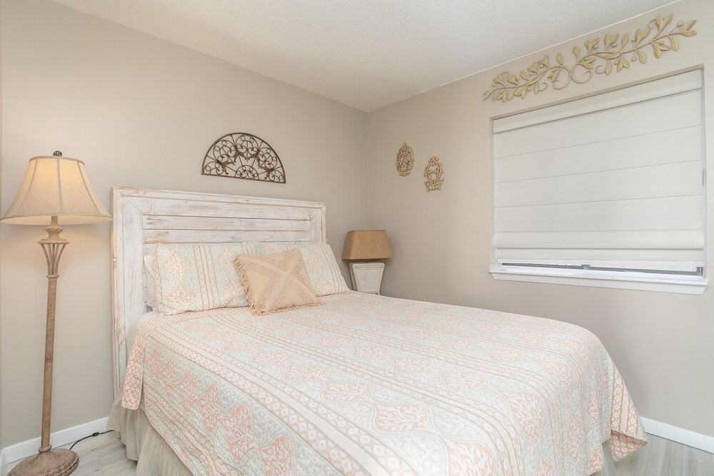 A must Sea! Updated 7th floor unit. Spectacular views, large balcony ...