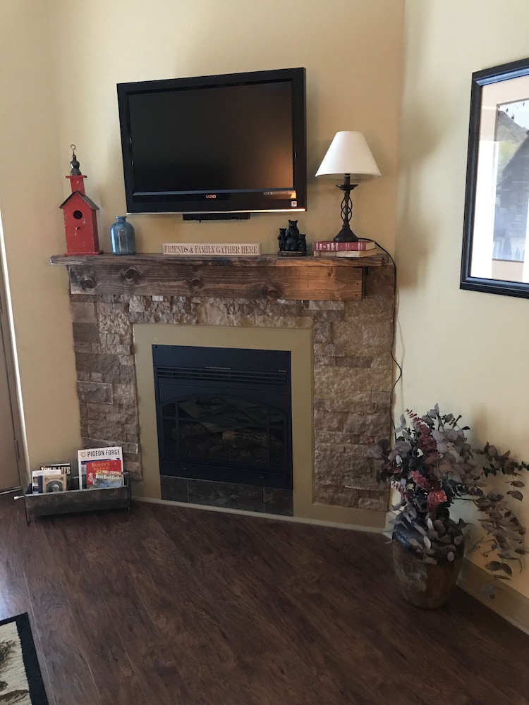 Penthouse and Mountain Views on Parkway in Pigeon Forge! - Pigeon Forge ...