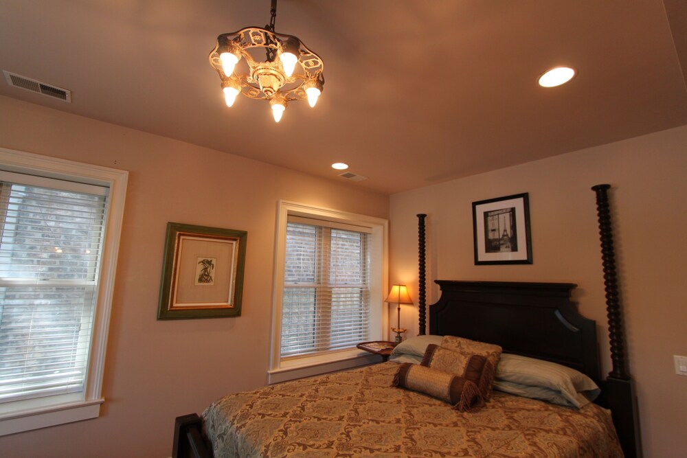 Walking distance to restaurants, shops and Lake Michigan, - Chicago | Vrbo