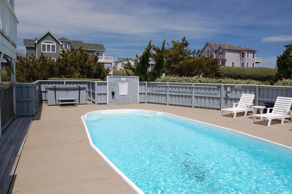 OBX Box -- Semi Ocean Front w/ Pool and hot tub - Just a Minute to the ...