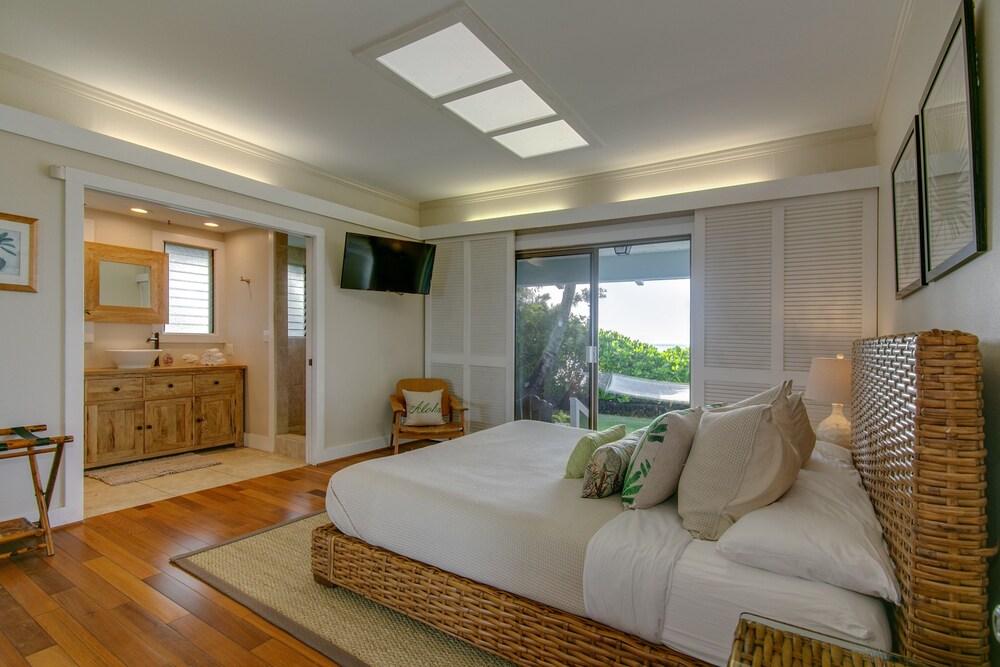 Beachfront | Hot Tub | A/C | BBQ | Honolulu |5-7 NIGHT STAYS PERMITTED ...