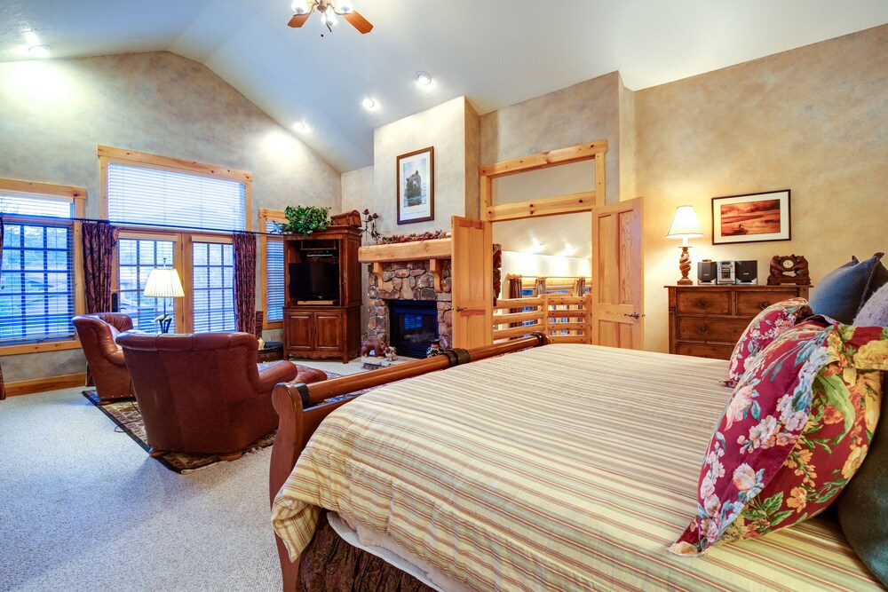 Ultimate DV Rental Home! Free Shuttle! Sleeps 15, Hot Tub, Pool Table ...