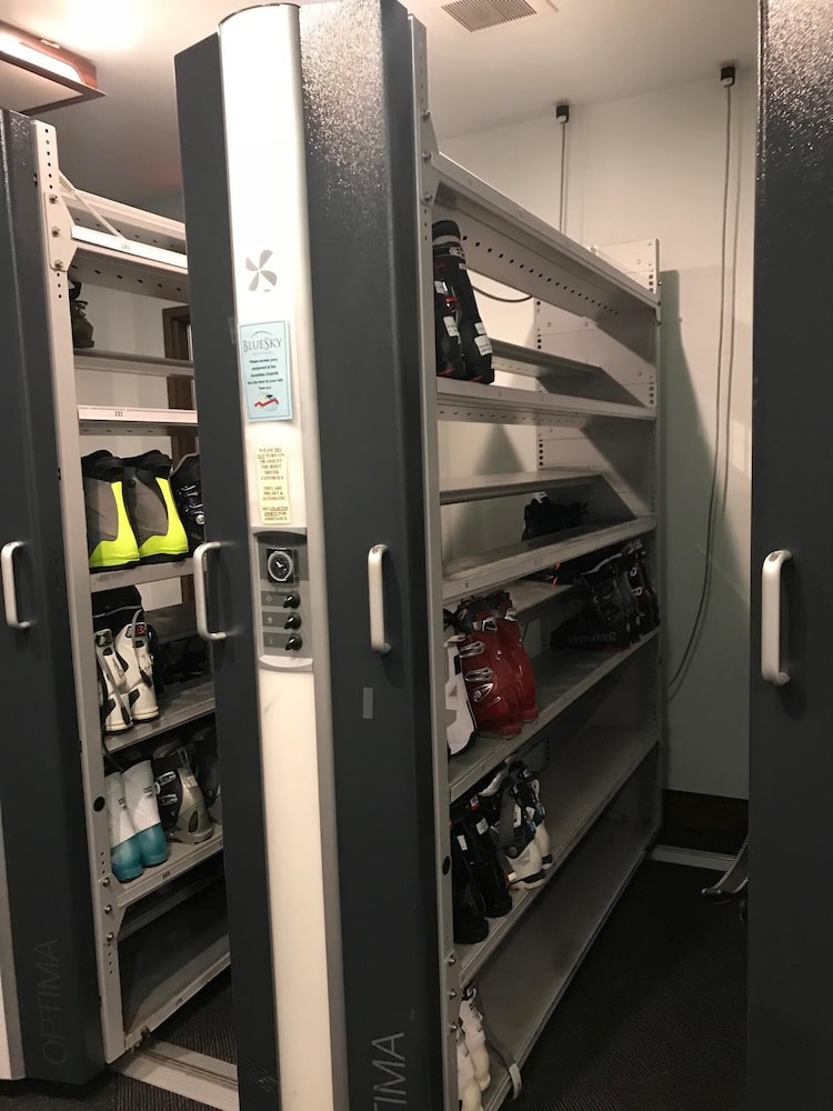 Luxury Spacious Bluesky Condo within 30 yards of the Snowflake Lift 2BR ...