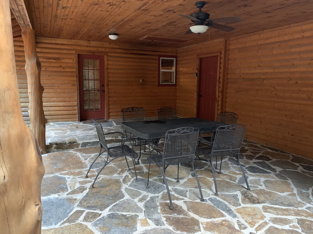 Luxury Log Cabin in the Premier Resort-Holly Lake Ranch, Hawkins: Room ...