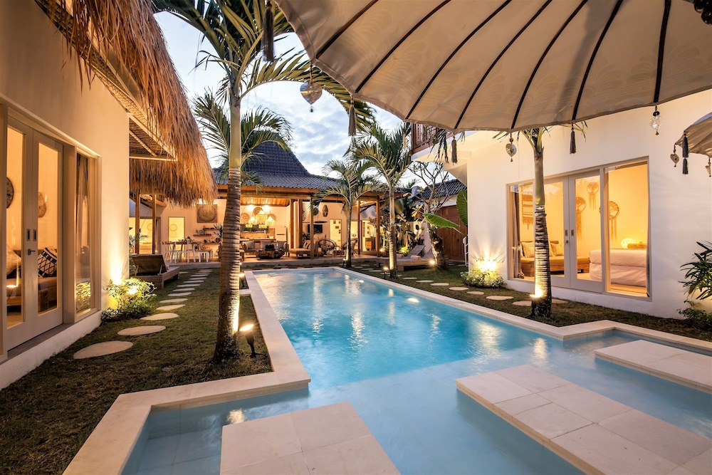 CHIC & COMFY 5BR VILLA - 5MN WALK TO THE BEACH - PRIVATE JACUZZI/POOL ...