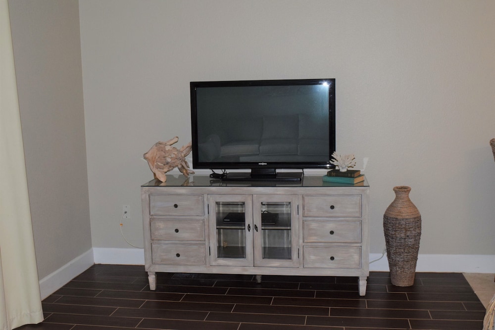Tidewater! Newly remodeled beach front luxury condo with beach servic ...