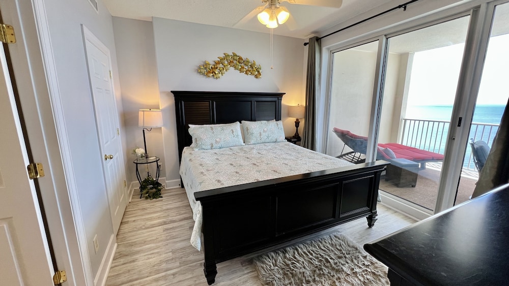Ocean Reef Beach-Front, Luxury, Condo with Awesome Balcony, Highly ...