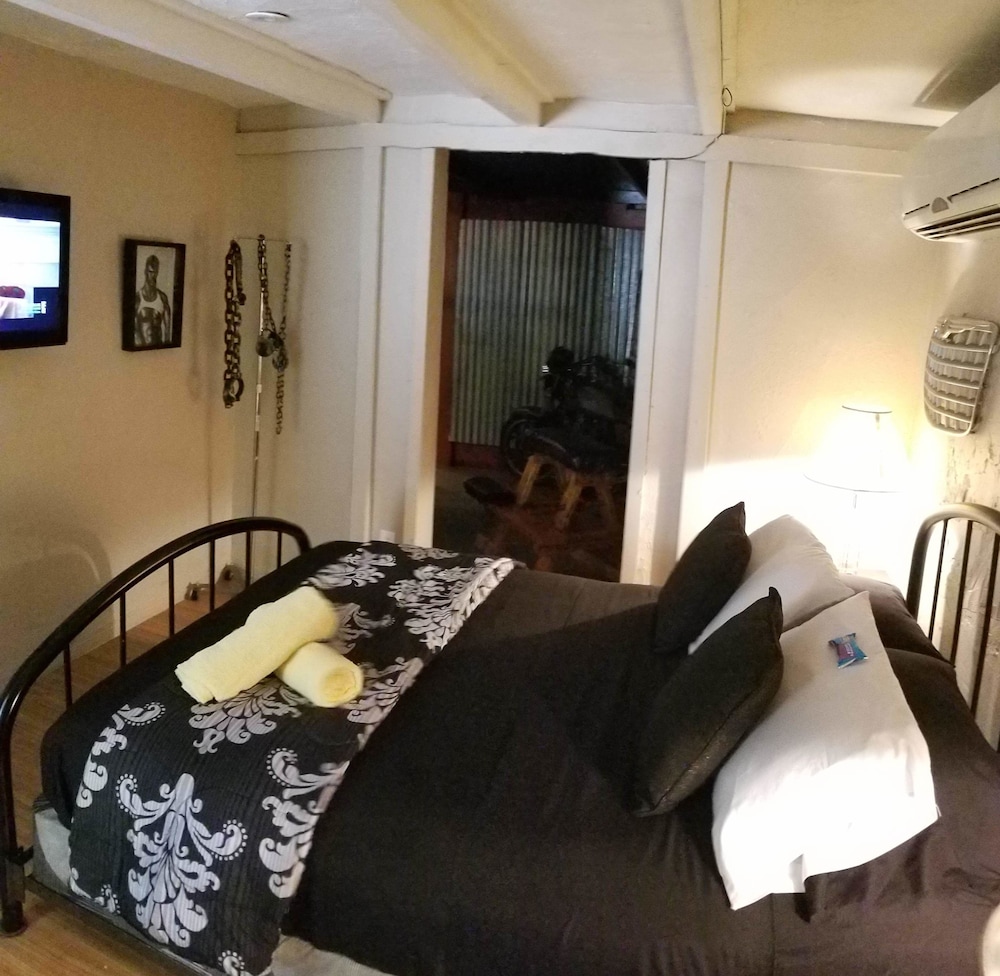 Inn Leather Guest House - Male Only LGBT, Fort Lauderdale: Room Prices ...