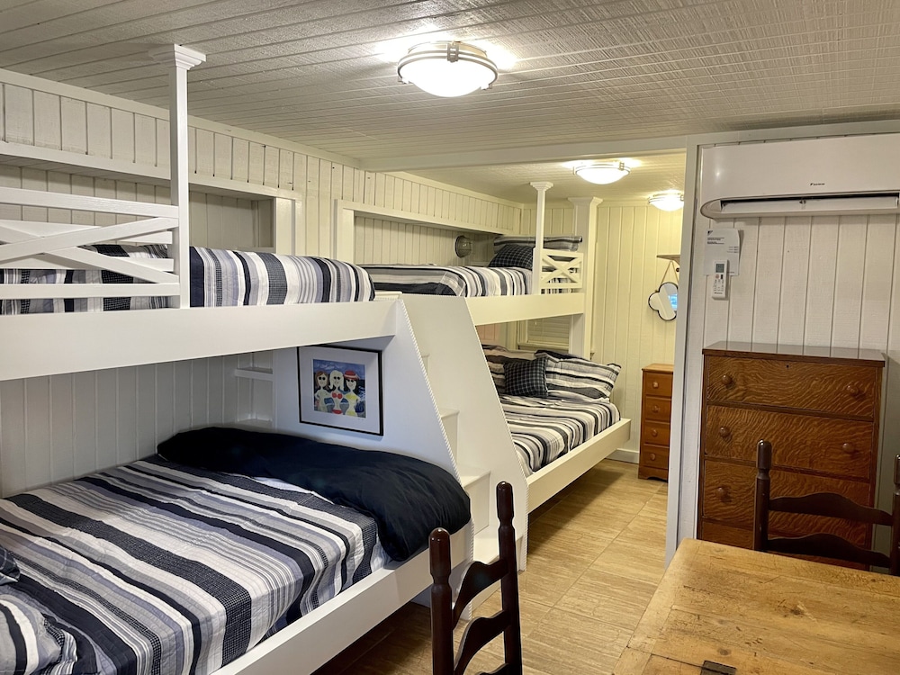 Waterfront for swimming, fishin, w/kayaks, ping pong, dock, & memorable ...