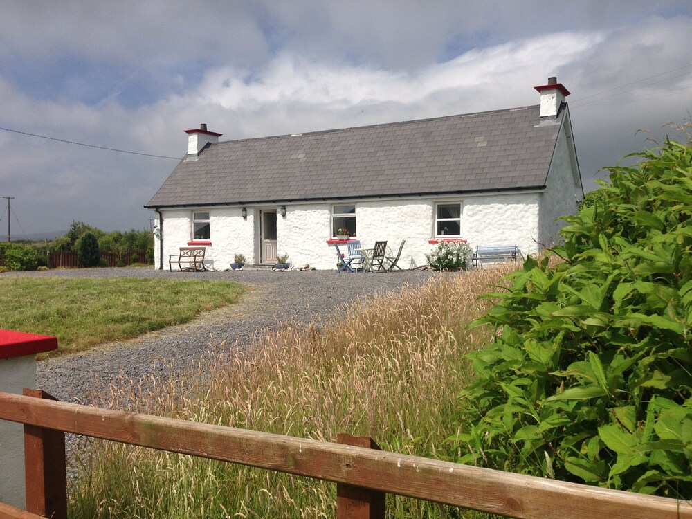The Little Irish Cottage on the Wild Atlantic Way - experience the real ...