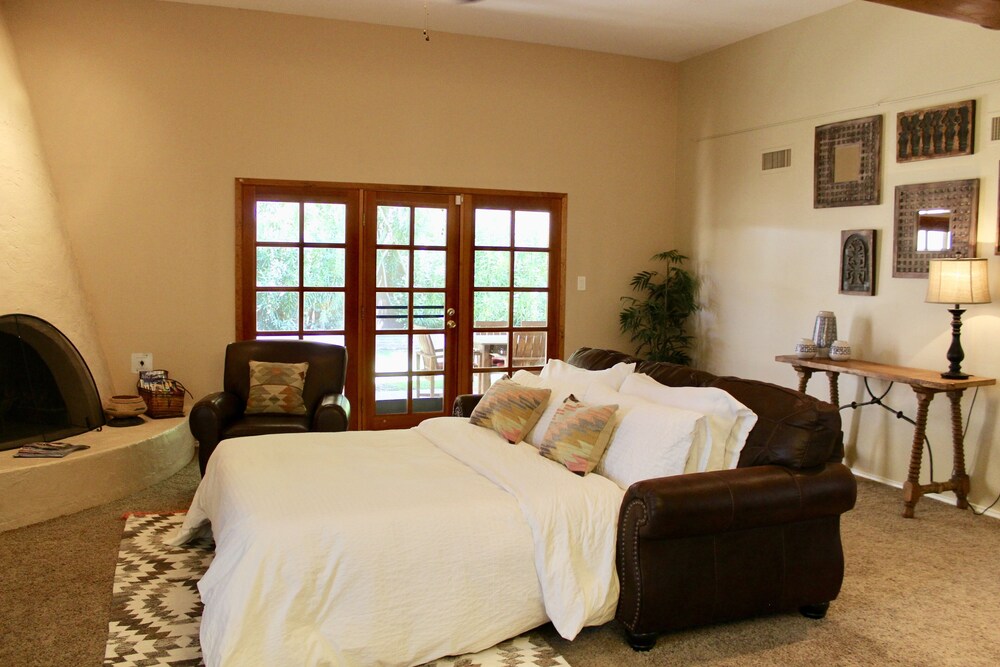 Beautiful, Spacious, Scottsdale- Steps from Pool! Self Check-In ...