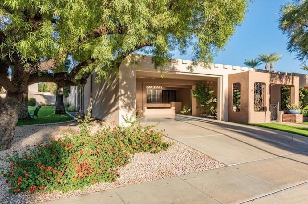 Beautiful, Spacious, Scottsdale- Steps from Pool! Self Check-In ...