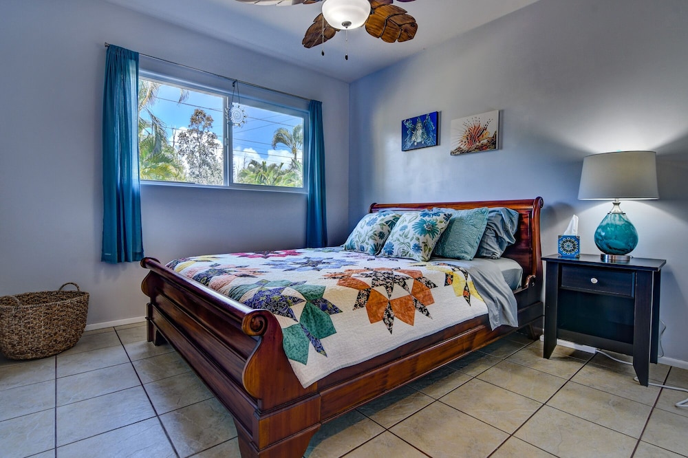 Large comfy house big enough for 2 families next to ocean on Kaloli ...