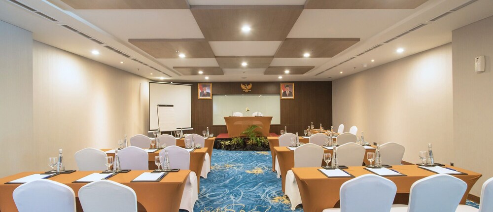 BW Luxury Jambi, Jambi: $39 Room Prices & Reviews | Travelocity